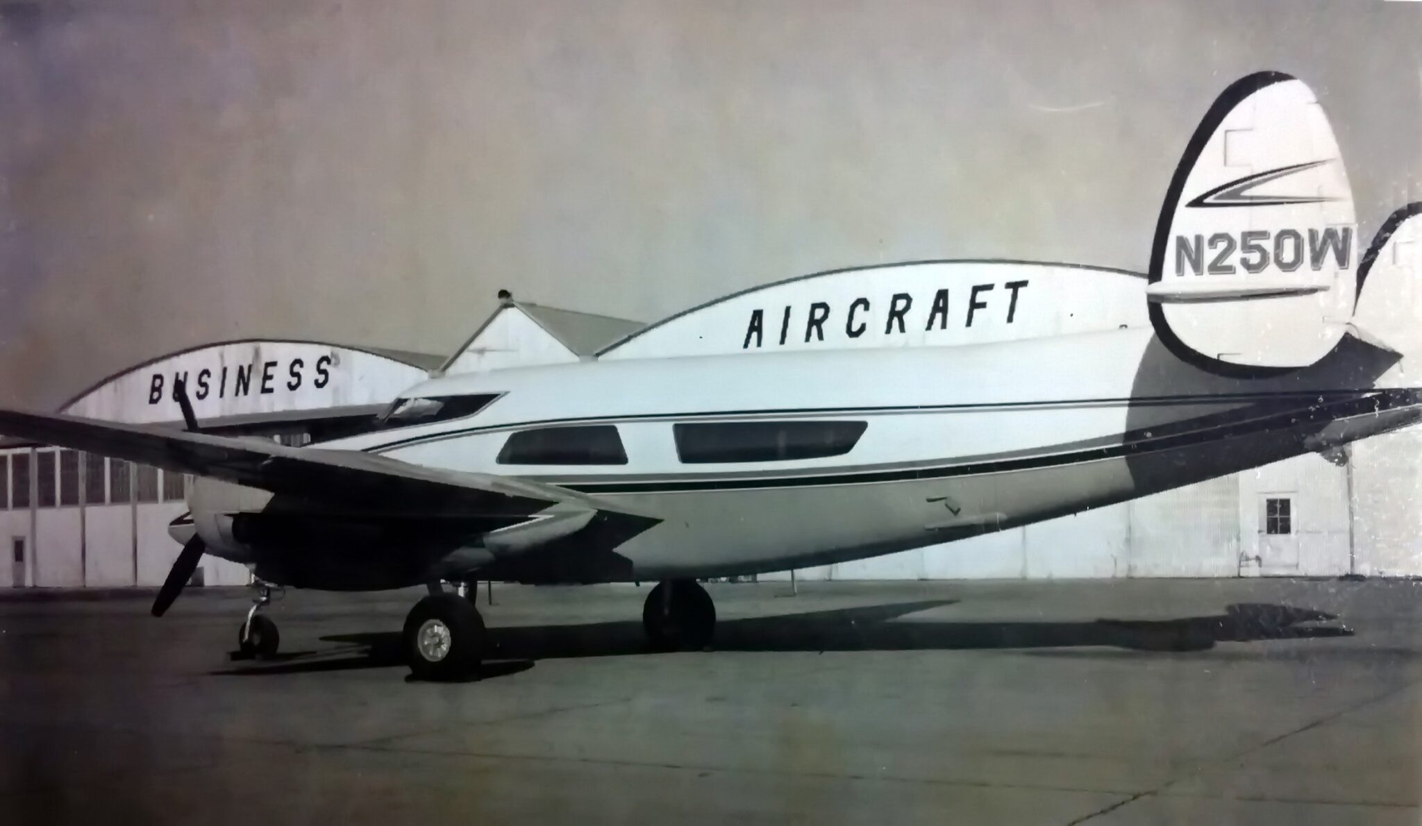 2021-PV03-P58-Howard 250 • Piloot & Vliegtuig